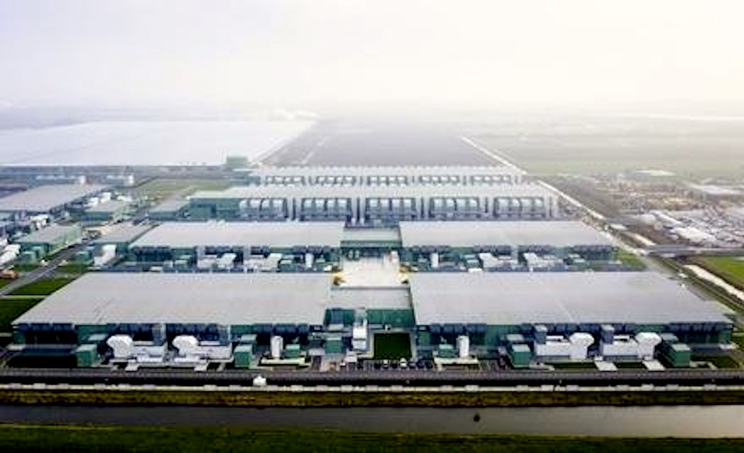 Drone foto van het datacenter van Microsoft in Middenmeer, dat dient ...